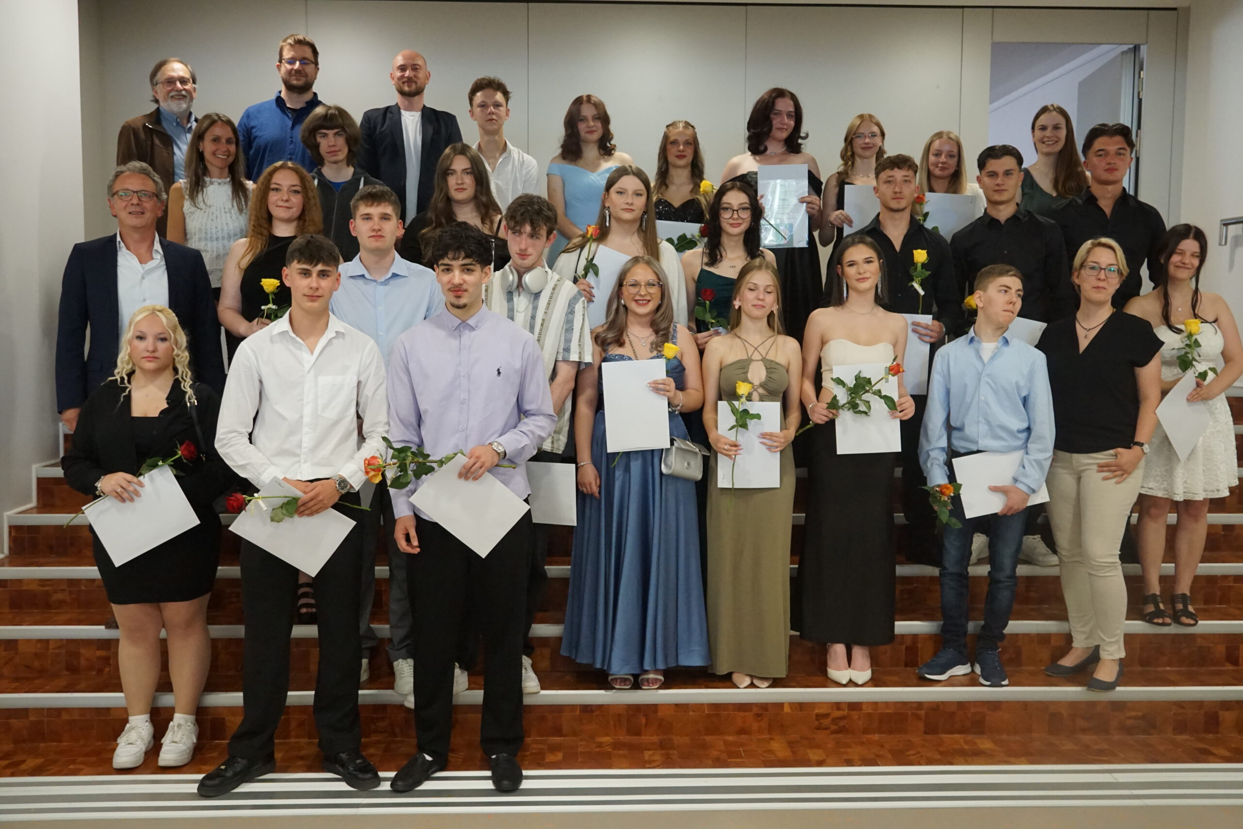 26 Schülerinnen und Schüler der Berufsfachschule Wirtschaft mit der ...